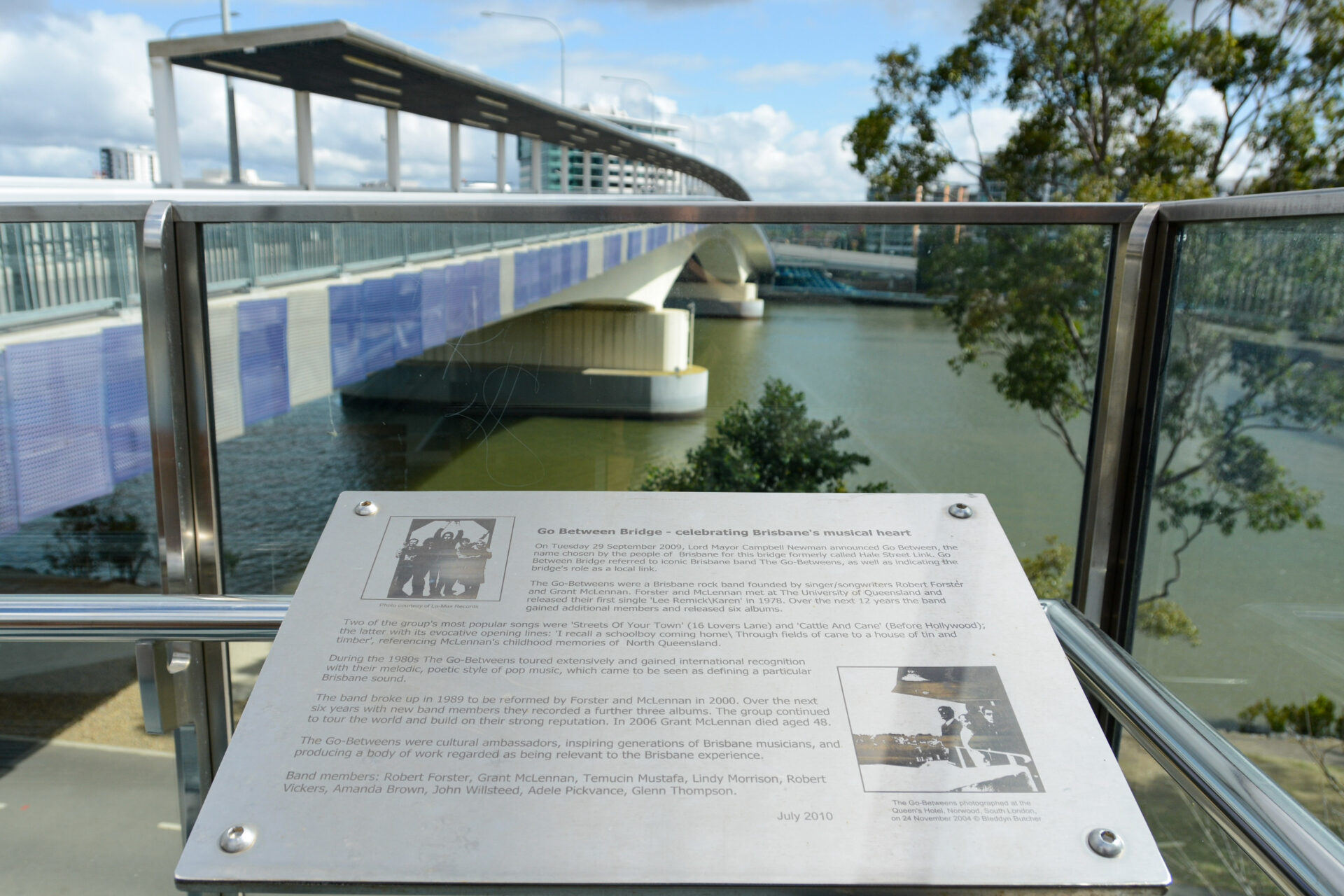 Die Go Between Bridge in Brisbane: Right Here